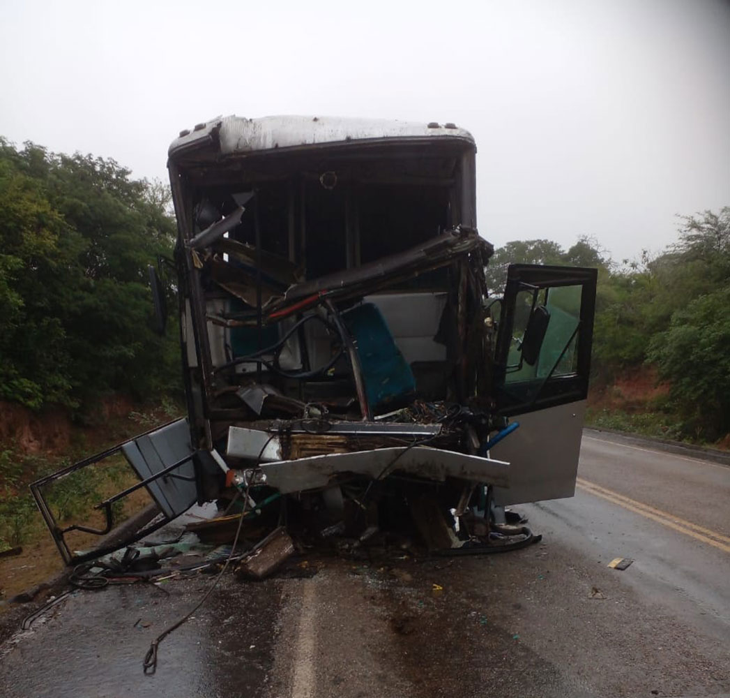 Mueren dos personas y otras 18 quedan heridas tras accidente carretero ... Mueren dos personas y otras 18 quedan heridas tras accidente carretero ...